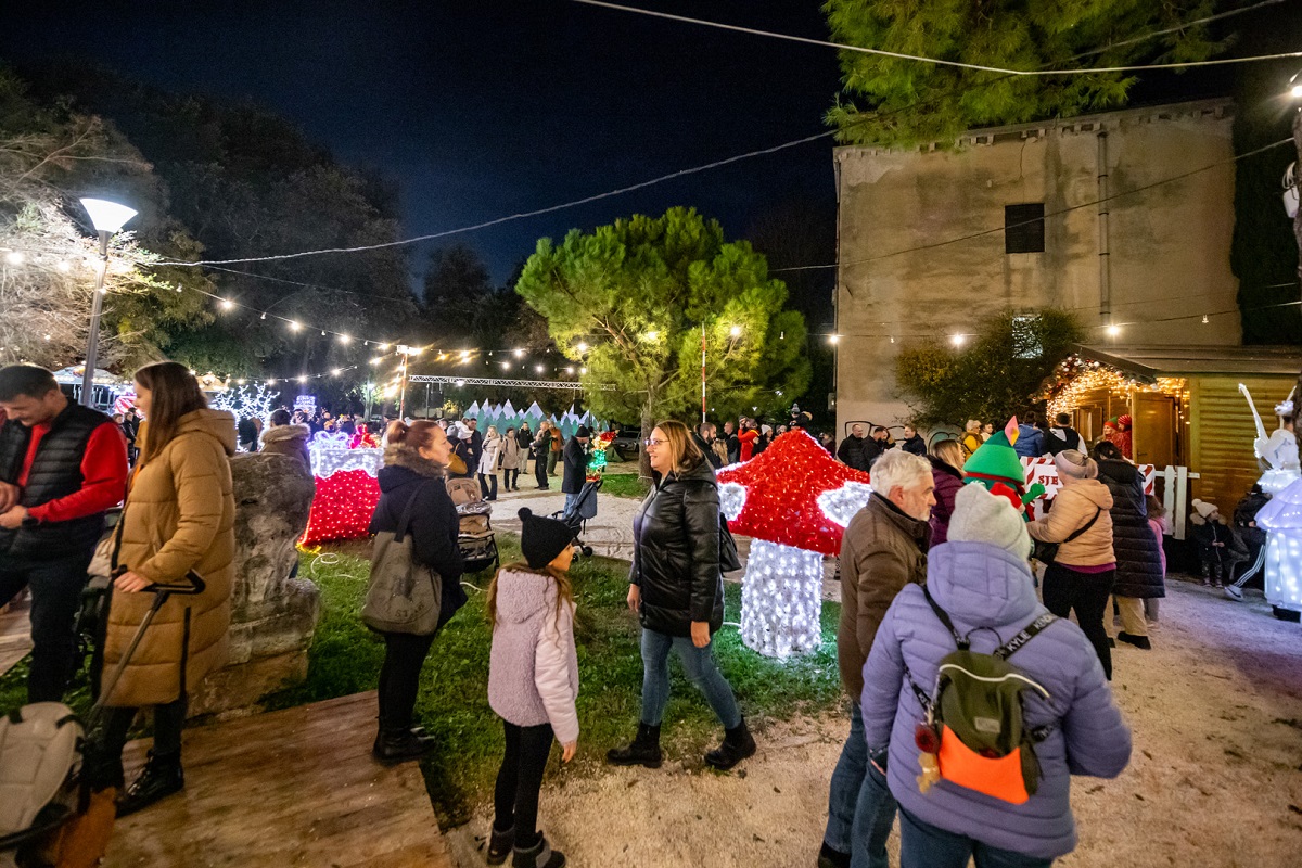 Pripreme za pulski Advent i paljenje prve adventske svijeće - Advent u Puli